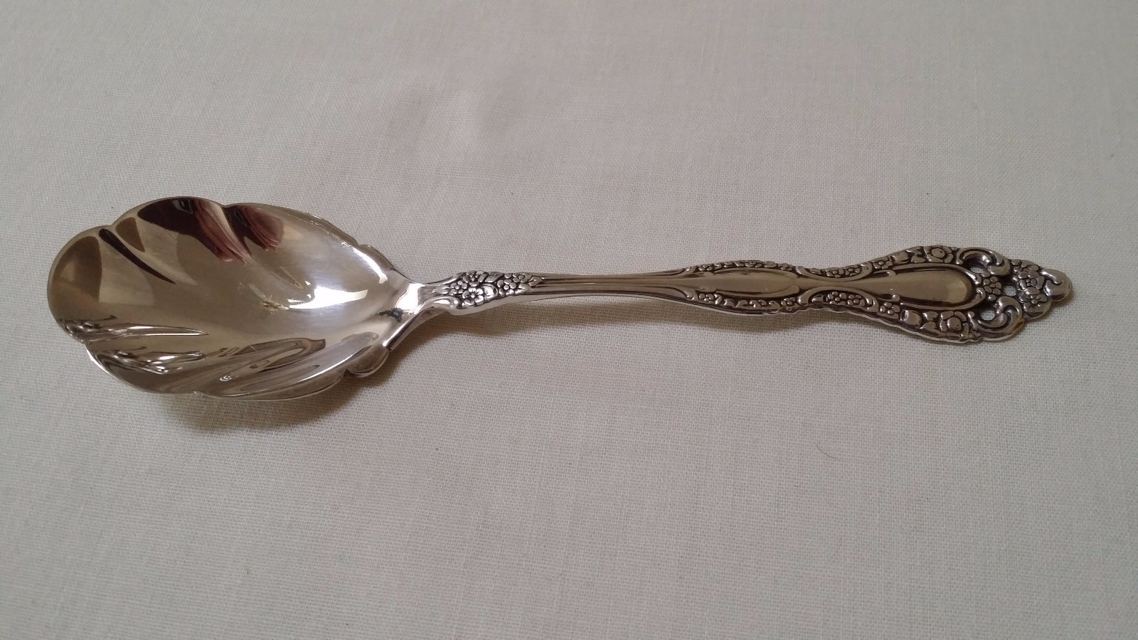 1881 Rogers Oneida Ltd Victorian Classic Silverplate Shell Sugar Spoon ...