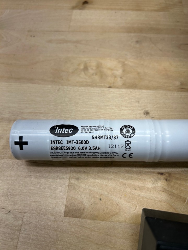 MAG-LITE Rechargeable Halogen Flashlight W/Charger & mount plus extra ...