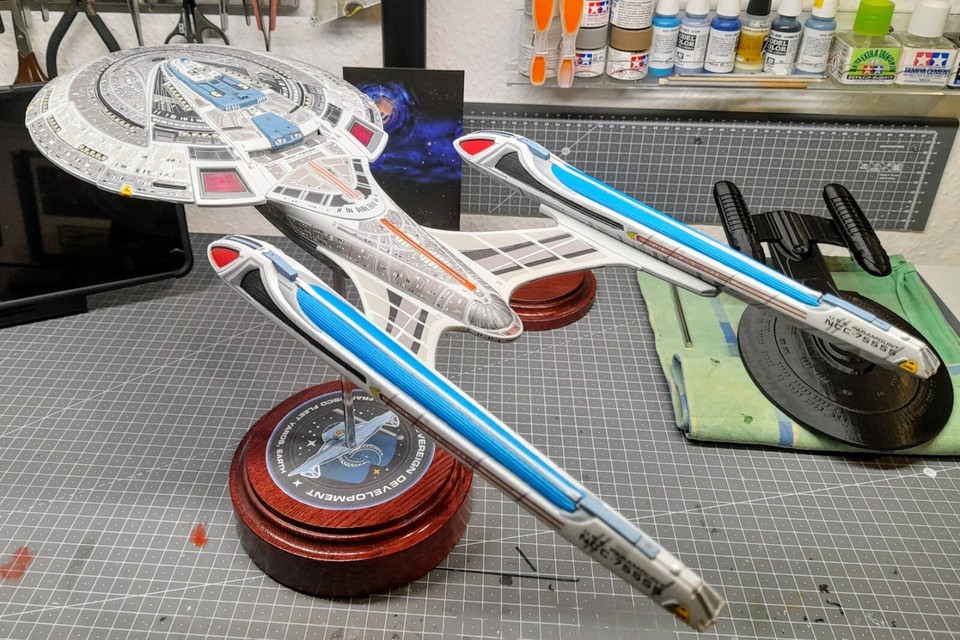 Star Trek Modell Gebaut USS PARAMOUNT Sovereign Class Starship 1:1400 ...