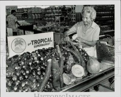 1990 Press Photo Amalia Alexander shopping at Tropical Supermarket ...