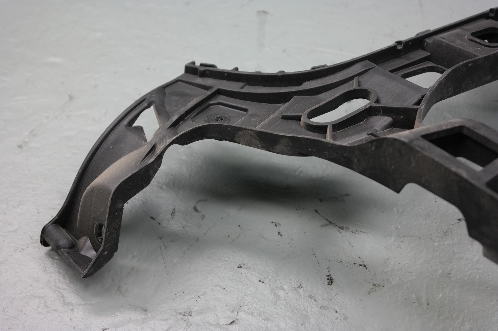 09-12 VW CC REAR BUMPER RIGHT SUPPORT BRACKET SECURING STRIP GUIDE ...