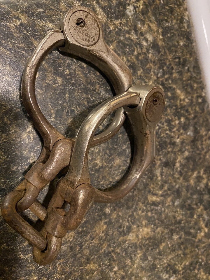 Antique 1899 Shackles Handcuffs 15b77 no keys padlock jail prisoner ...