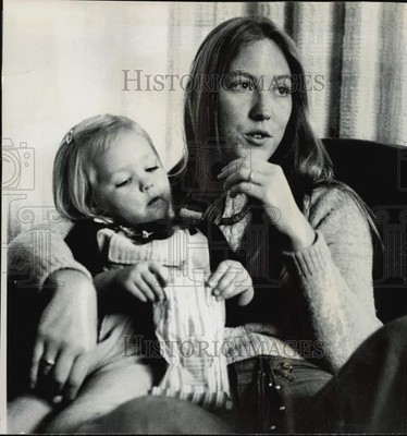 1977 Press Photo Julie Evers played with daughter Jessica at home in ...
