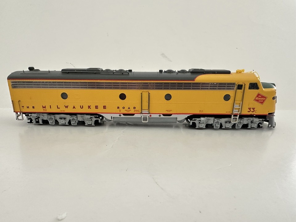 WALTHERS PROTO 2000 E8/9 HO MILWAUKEE ROAD LOCOMOTIVE #33C DC ITEM #8700 | eBay