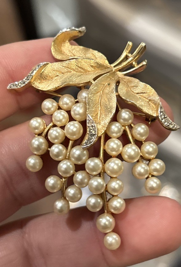 Vintage Trifari Gold TonE Faux Pearl & Rhinestone Grape Cluster Pin ...