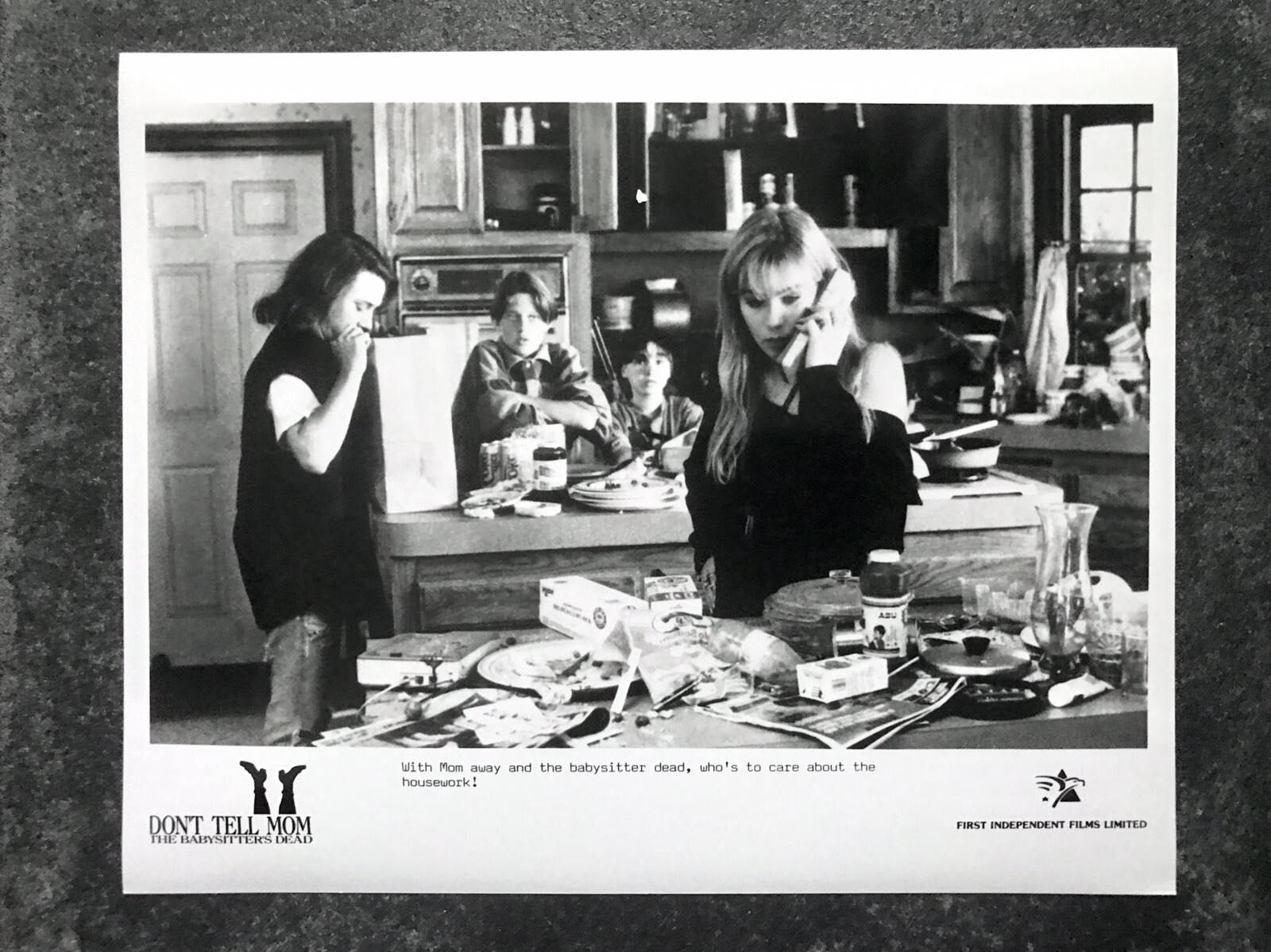 DONT TELL MOM THE BABYSITTERS DEAD Movie Photo CHRISTINA APPLEGATE ...