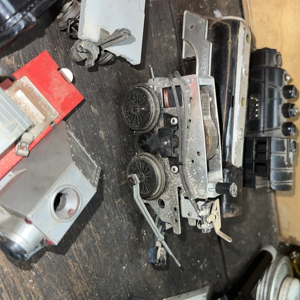 Lot Of Vintage Trains Marx Locomotive 1666 & Searchlight 3250 & More ...