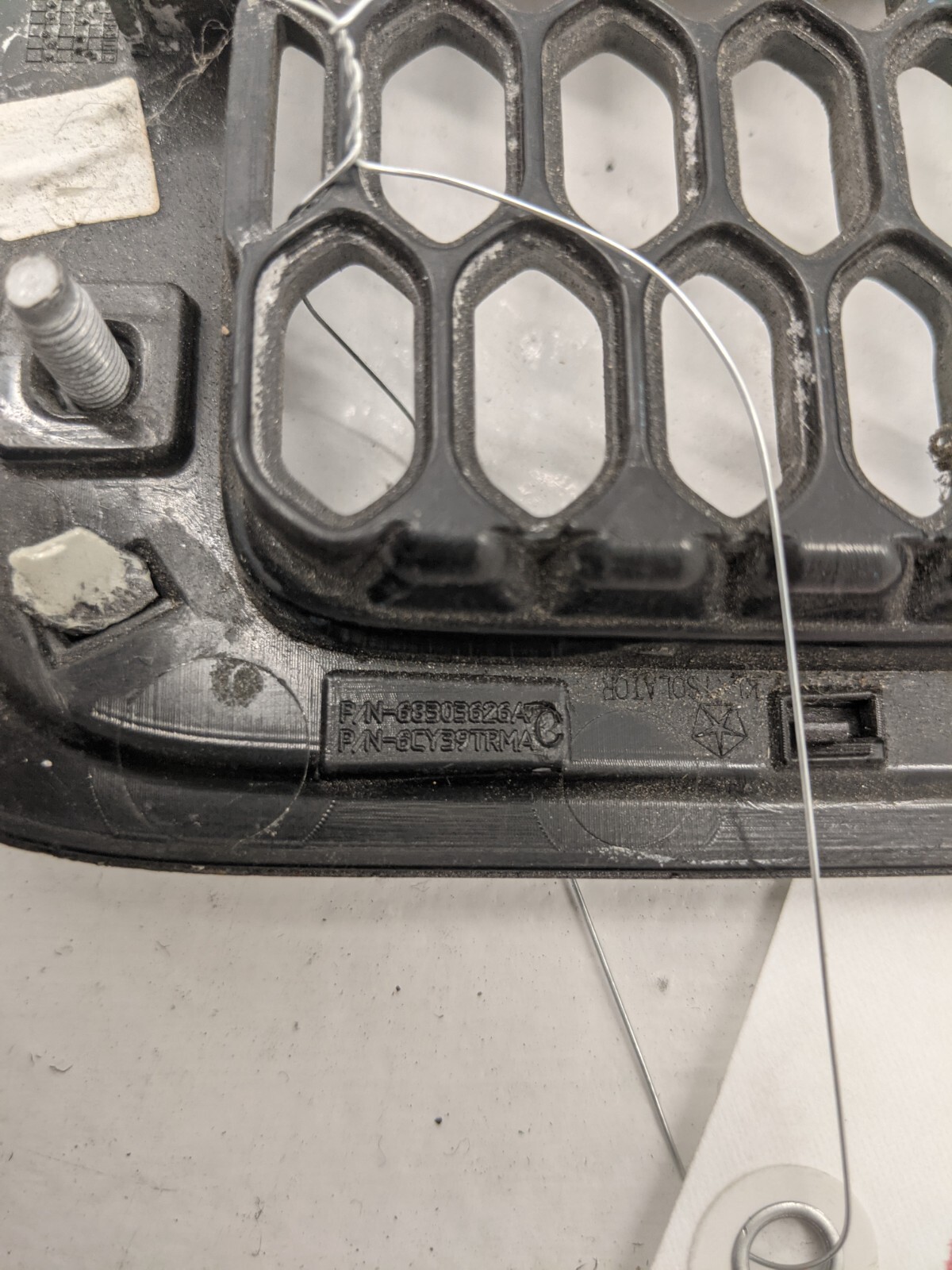 2014-2018 Jeep Cherokee Radiator Grille Kit 68303626AC OEM #215542 | eBay