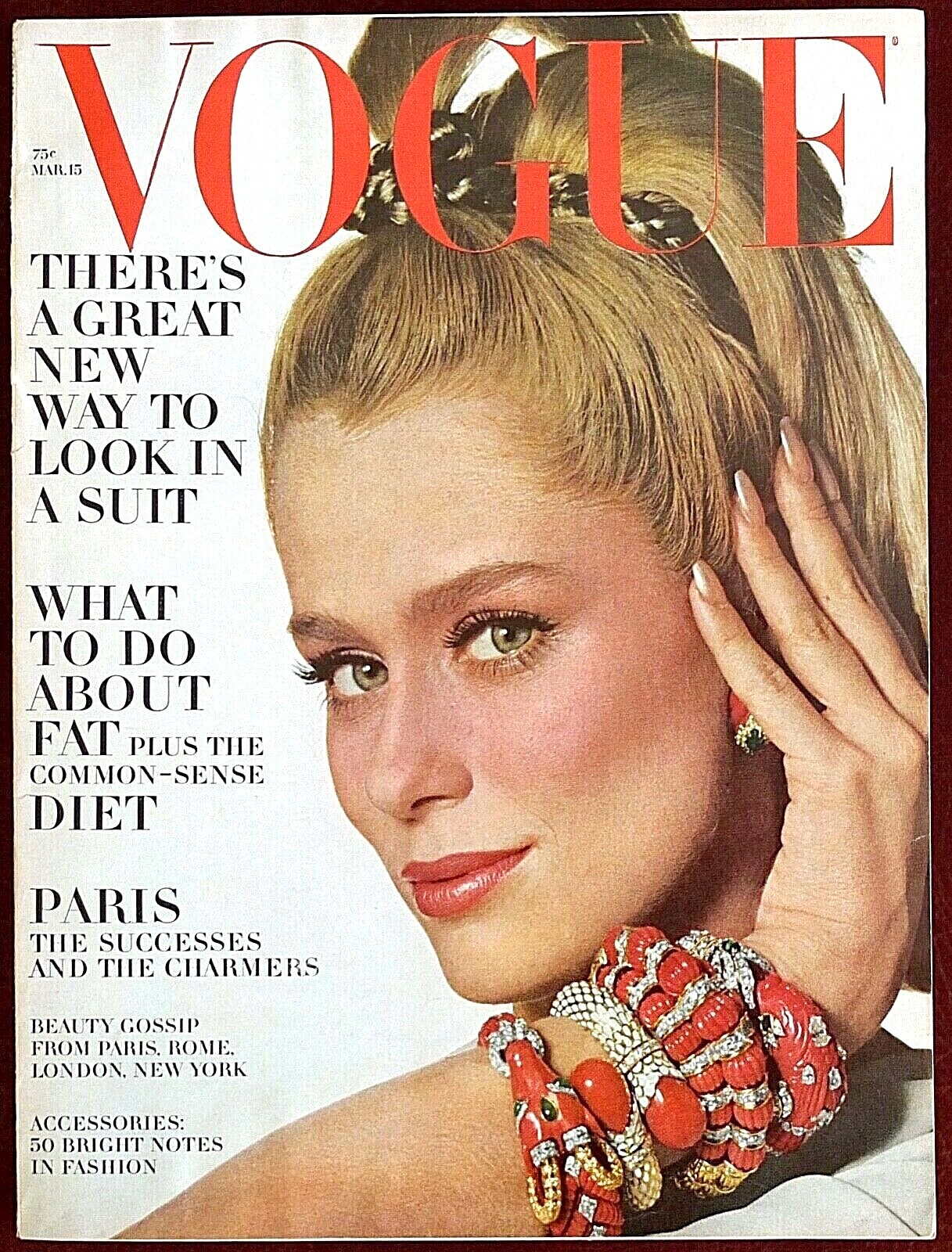 Twiggy recreates one of her classic photos for Vogue