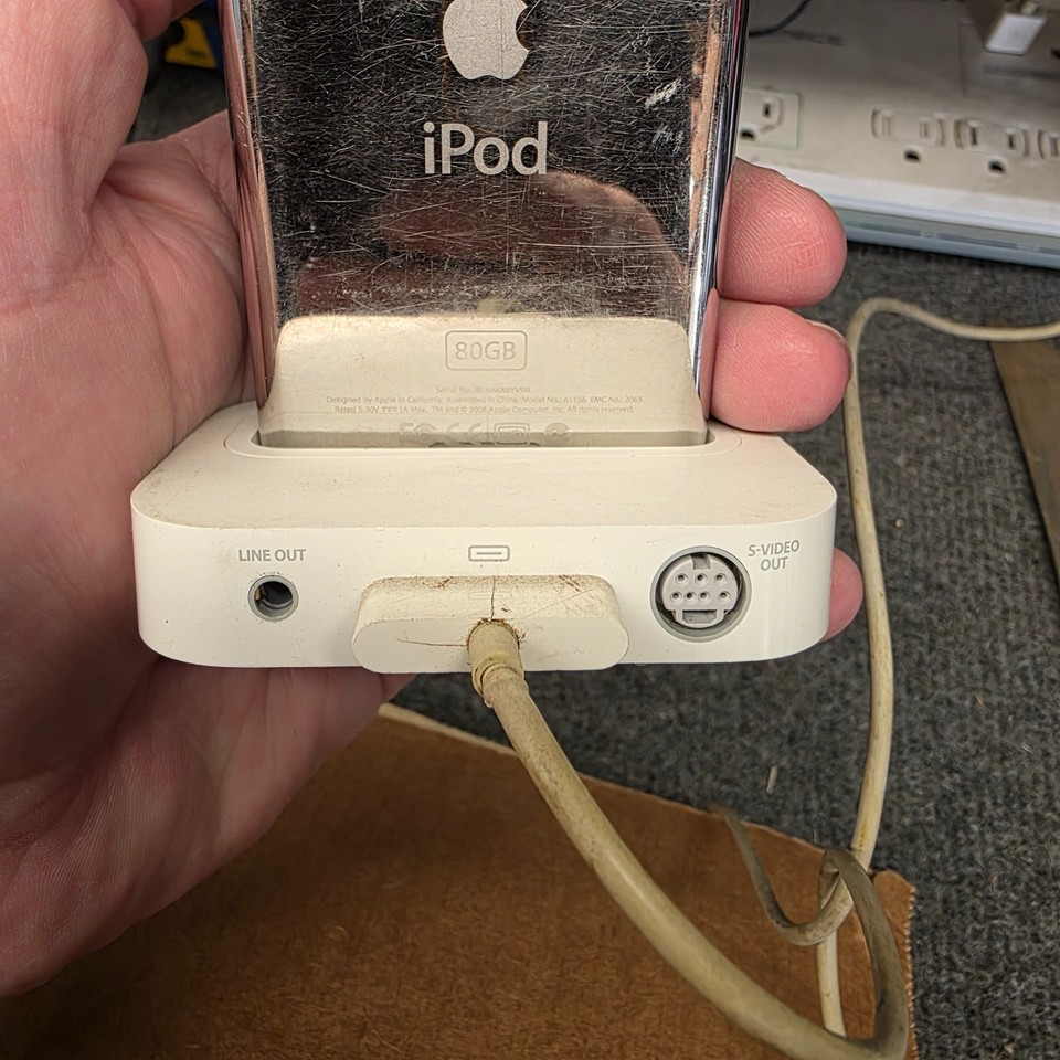 Apple iPod classic 5.5 Generation Black (80 GB) with Dock and Cable ...