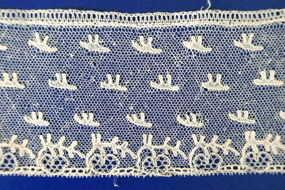 A 44" (111.5cm) LENGTH OF LILLE POINT LACE & SIMILAR LENGTHS | eBay UK