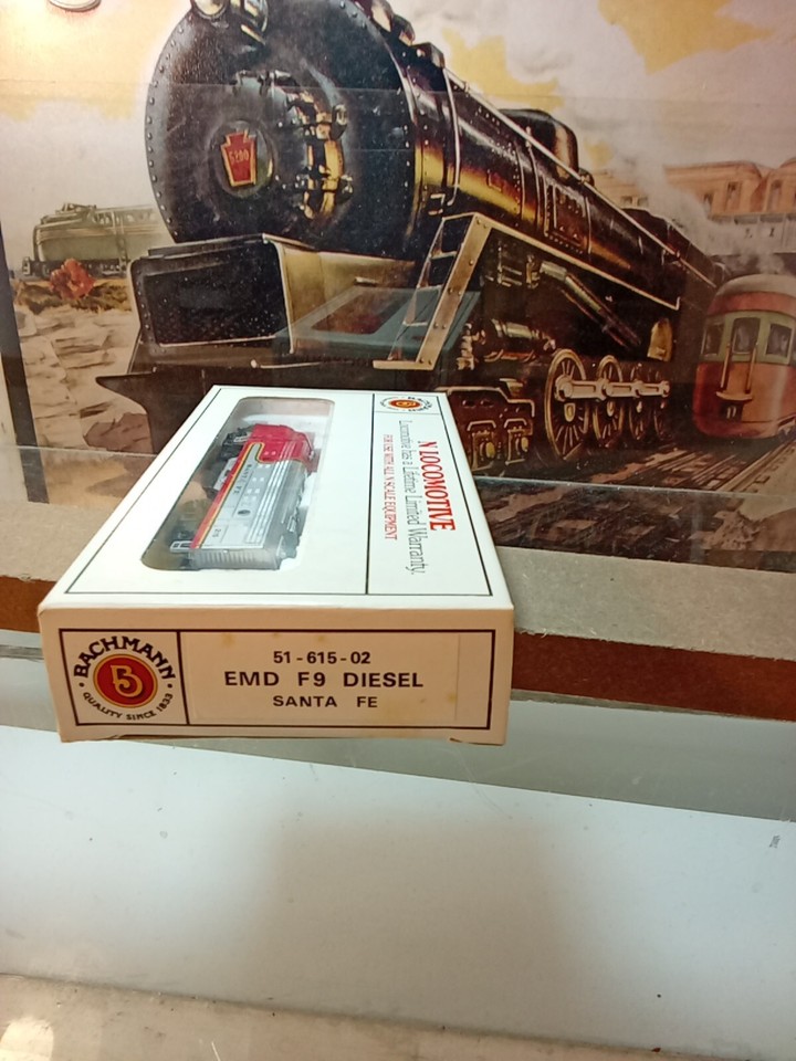 BACHMANN N SCALE DIESEL ENGINE EMD F9 DIESEL ENGINE SANTA FE NEW OLD ...