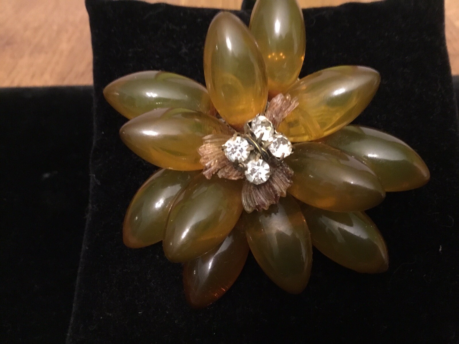 vintage vaseline apple juice Bakelite flower Brooch/P… - Gem