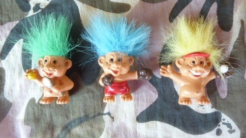 3 Figurines Troll Weetos 1990 BOXEUR cheveux jaunes bleus verts | eBay