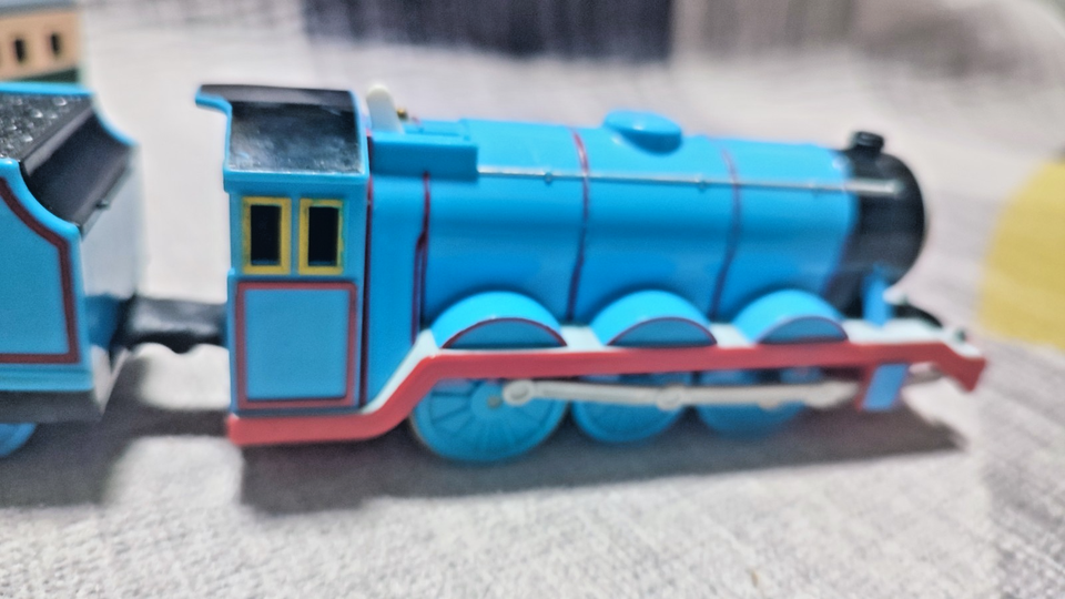 Thomas and Friends Gordon w/ green express coach Tomy Trackmaster ...