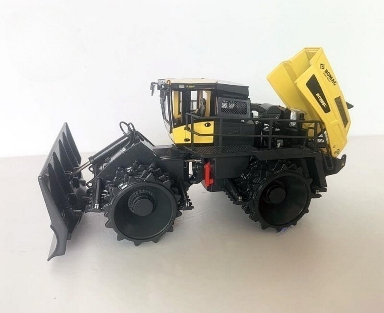 1/50 Scale BOMAG BC1173 Refuse compactor Diecast Model Collection Toy ...