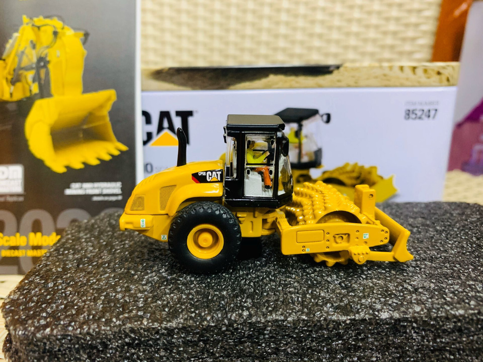 Cat CS56 Padfoot Drum Vibratory Soil Compactor 1/87 Diecast Masters ...