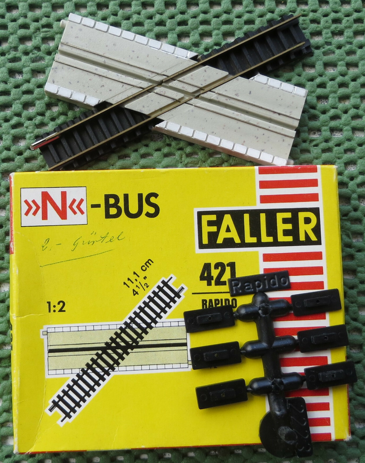 Faller N Bus 421 -- Schiene kreuzt Straße in OVP, 60er Jahre Spielzeug ...