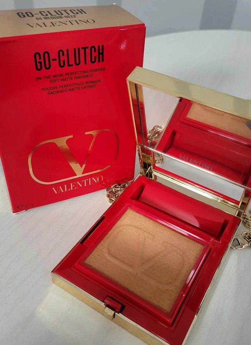 $205 Valentino Go-Clutch Refillable Radiant Setting Powder 04 Medium ...