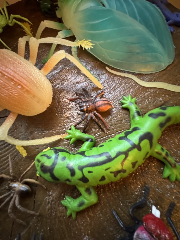 Vintage Lot Of Insects, Arachnids, Amphibian, Worm- Lot Of 20-glowin ...