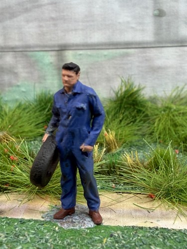 OO GAUGE MODEL Railway Mechanic Holding Tyre Figure 3d Printed Hand ...