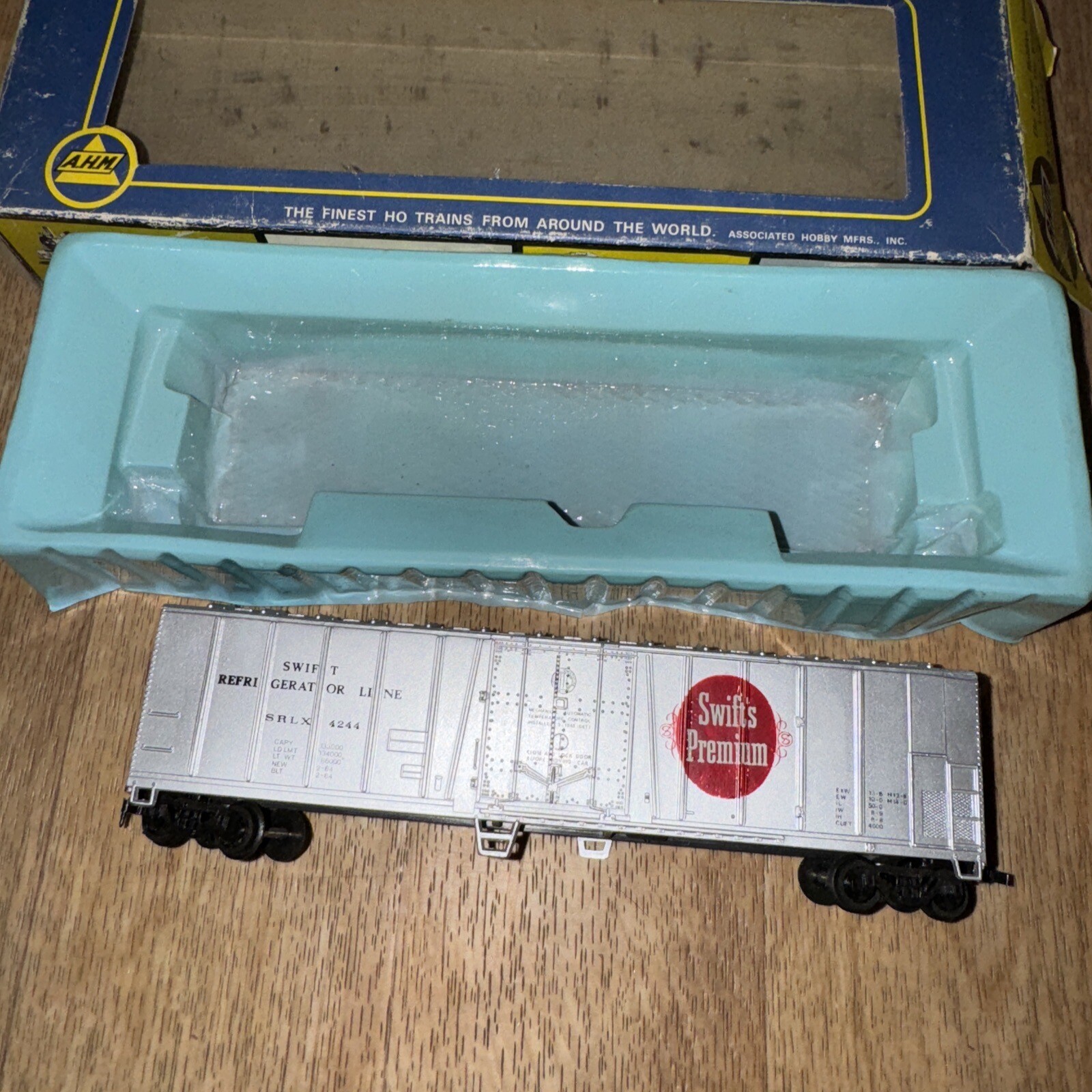 HO Scale Swift's Refrigerator Premium Box Car 4244 | eBay