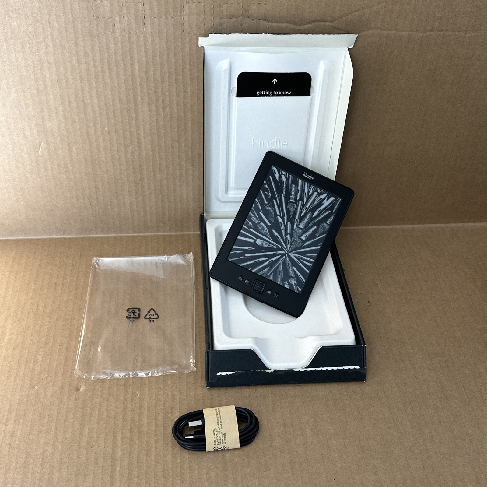 Amazon Kindle (4th Generation) 2GB Wi-Fi 6 inch D01100 in Box