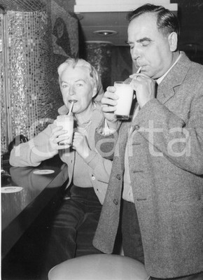 1955 GENOVA T/N Independence - Gracie FIELDS Boris ALPEROVICI al bar (2 ...