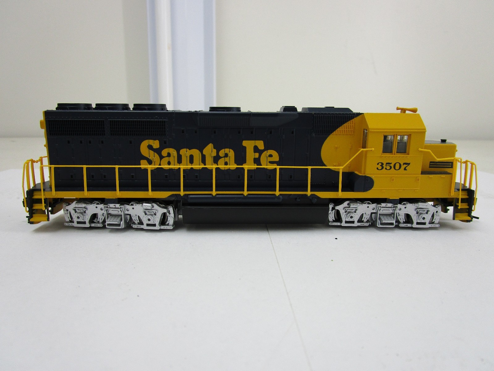 Bachmann HO Scale EMD GP40 Locomotive Train Diesel Santa Fe Flyer DCC ...
