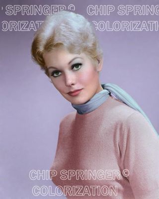 KIM NOVAK WEARING PINK WITH BLUE SCARF BEAUTIFUL COLOR PHOTO BY CHIP ...