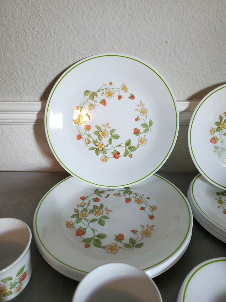 Vintage Corelle Strawberry Sundae 40 piece Set Dinner Salad Bowls Cup Saucer EUC | eBay