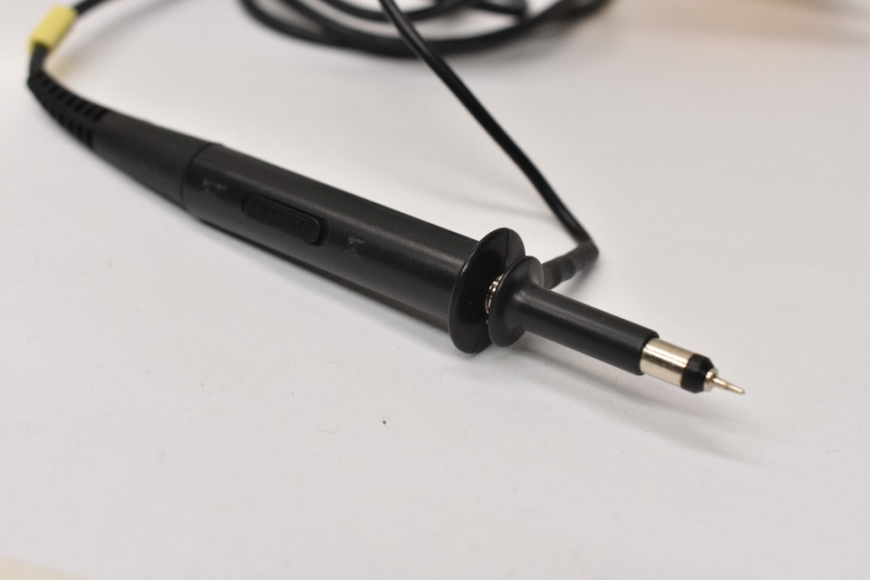 Tektronix P2220 Voltage Probe 10X/1X 200MHz/6MHz 10MΩ/1MΩ 16pF/95pF ...