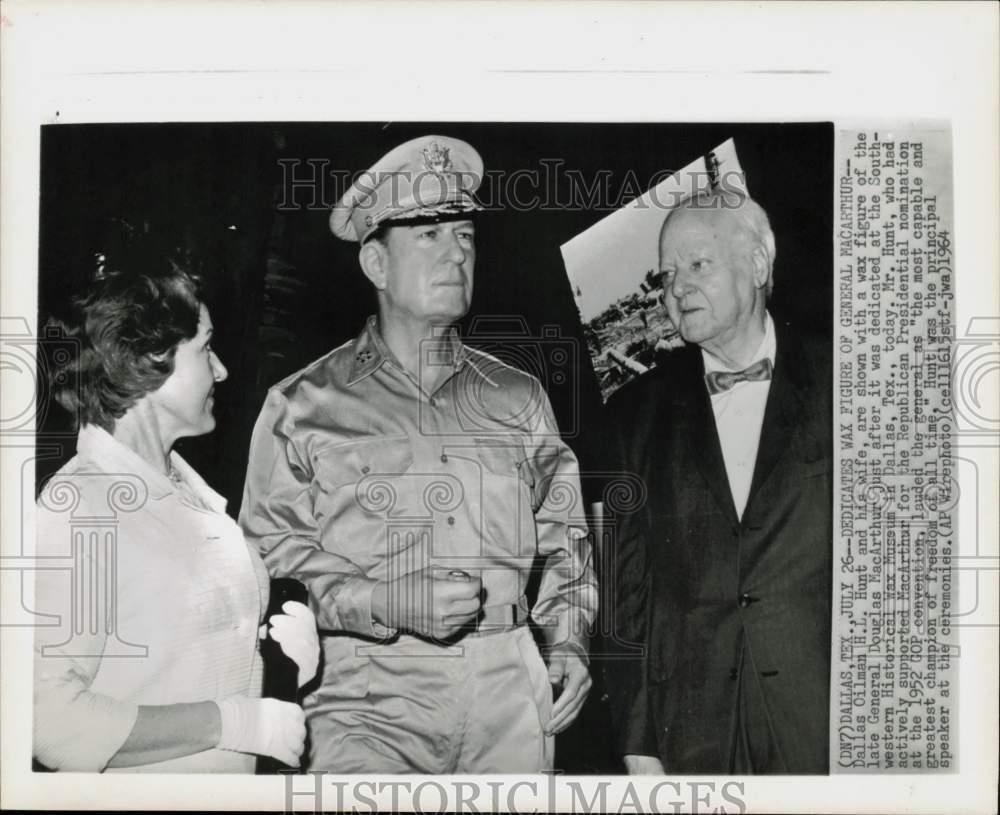 1964 Press Photo H.L. Hunt and wife shown with Douglas MacArthur wax ...