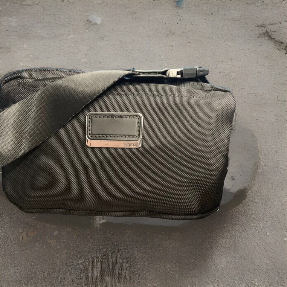 NEW-Tumi Arrive Messina Utility Pouch $495 Black | eBay