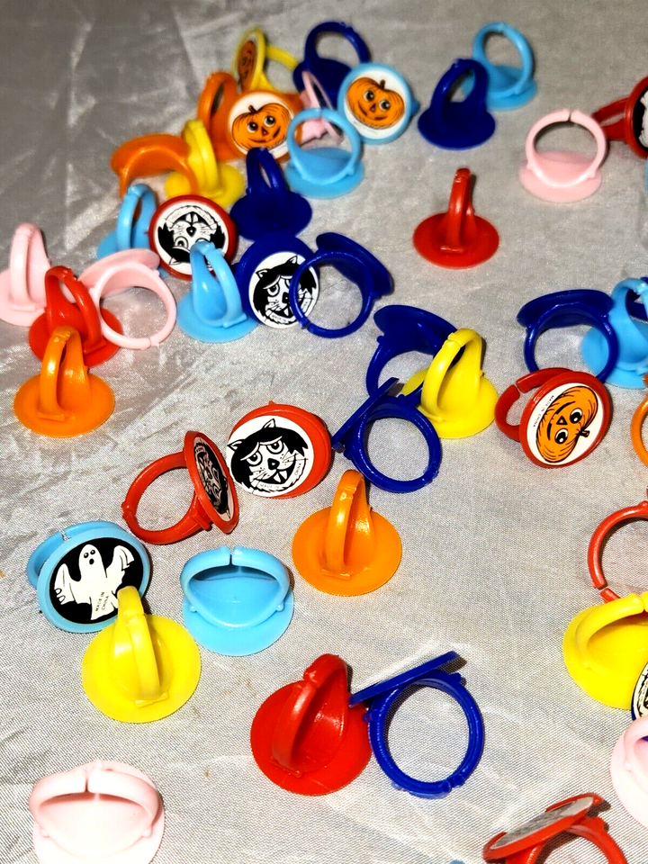 Vintage Lot 119 plastic Halloween gumball machine toy rings Witch Ghost ...
