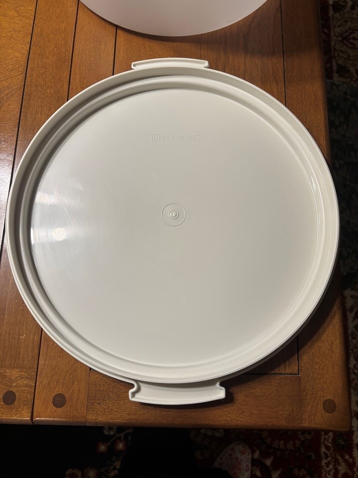 VINTAGE TUPPERWARE WHITE CREAM IVORY 12" CAKE KEPPER CARRIER w/ LID ...