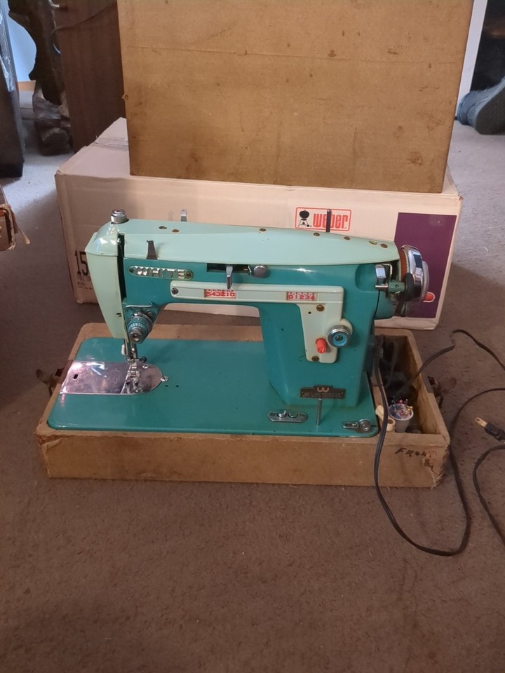 VINTAGE WHITE MODEL 671 SEWING MACHINE NICE CONDITION FOR AGE MOTOR ...