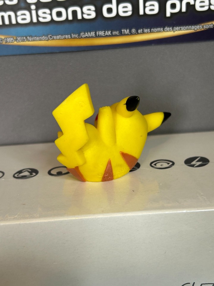 Mini figurine Pokémon Finger Puppet figure Pikachu couchée stretched ...