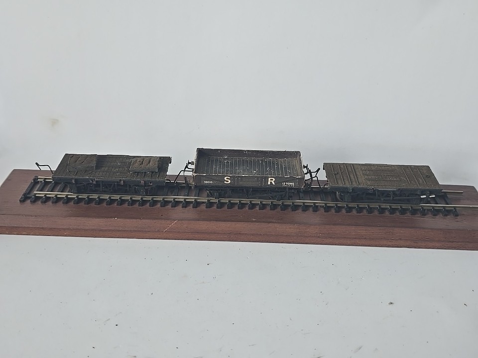 3x KIT BUILT OO GAUGE LOW / FLAT WAGONS - SR 39010 & TWO OTHERS MODEL ...