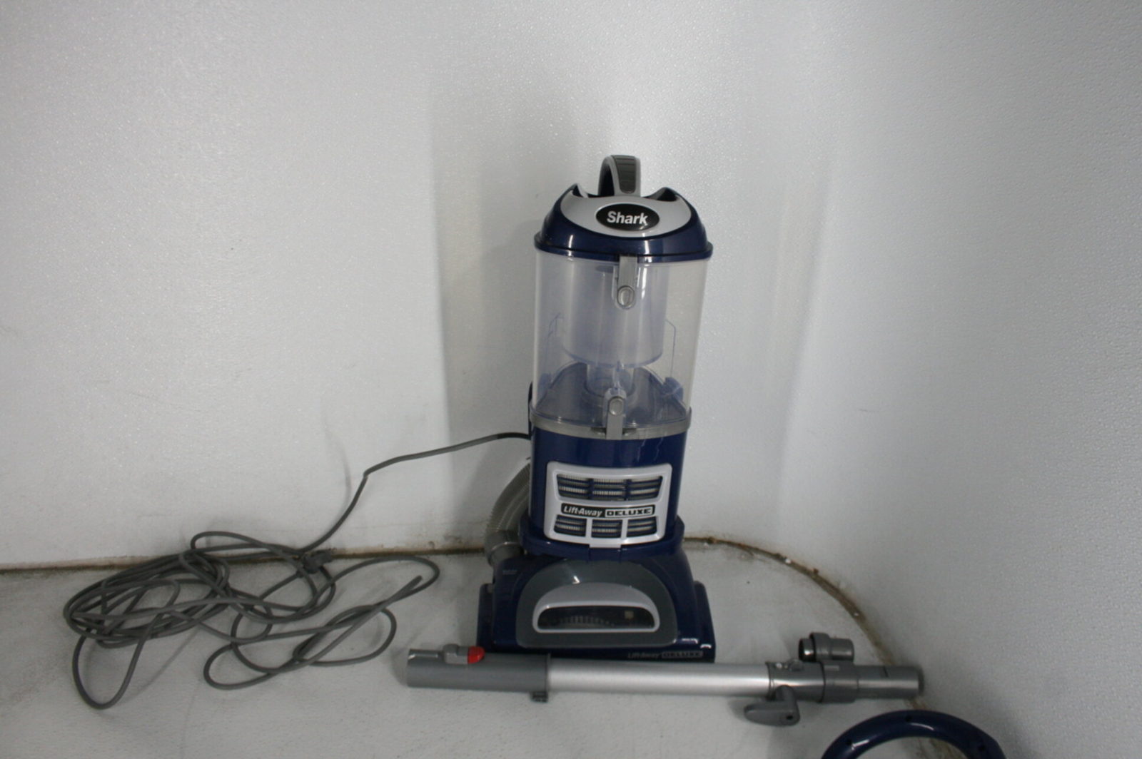 Shark NV360 Navigator Lift-Away Deluxe Upright Vacuum w Large Dust Cup ...