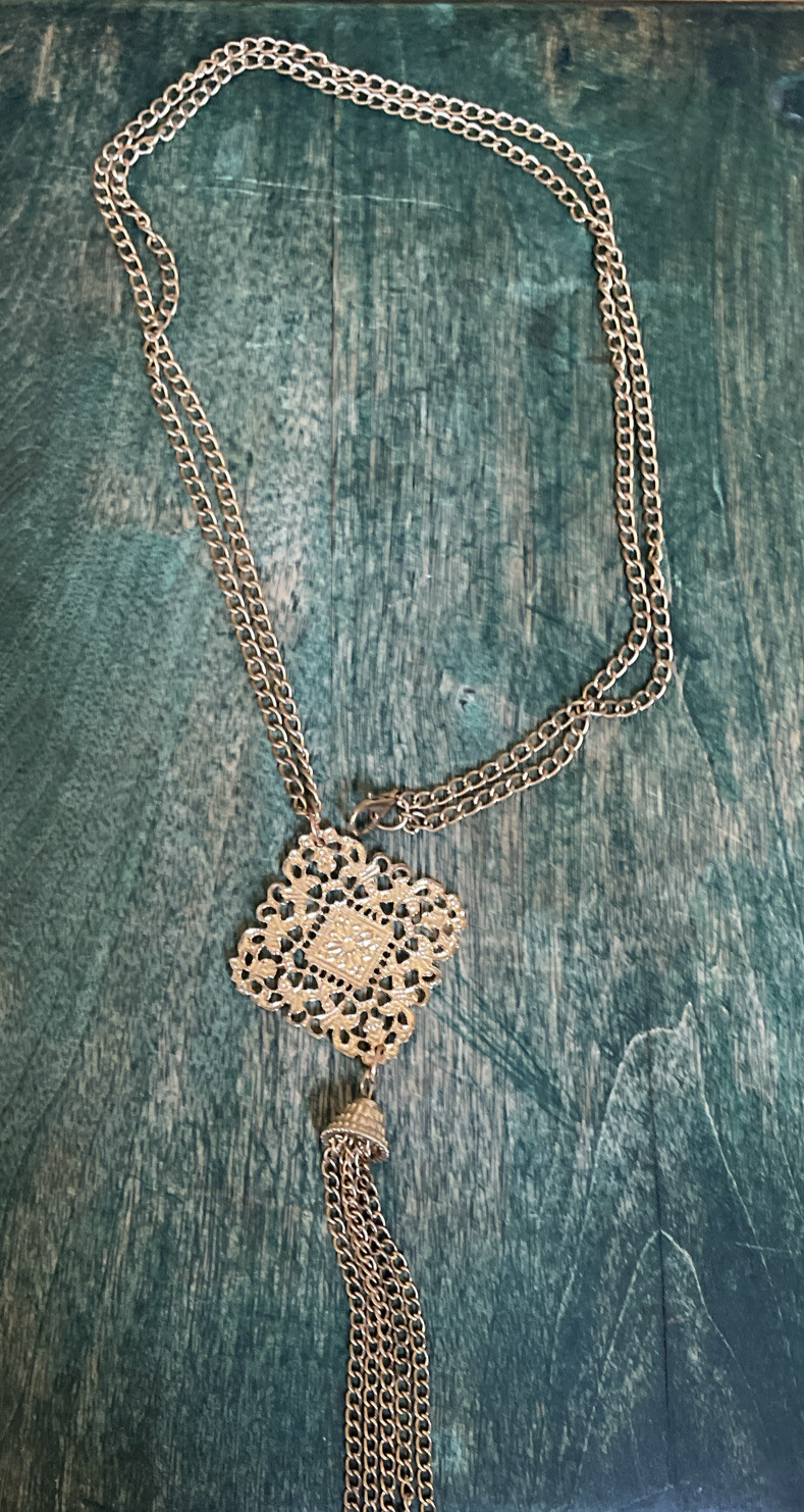 Vintage 36 inch gold tone chain with 6 inch tassel Pe… - Gem