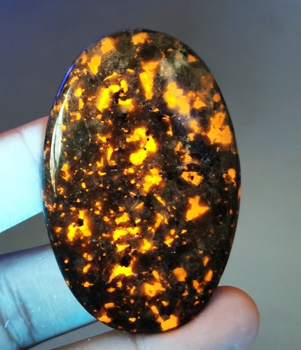 Palm Under UV Very Bright Yooperlite Yooper Stone Lake Superior Glowing ...