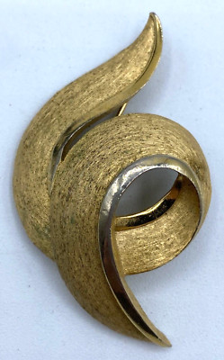 A6-2662 VINTAGE BROOCH SIGNED TRIFARI GOLD TONE PIN 2.25" ABSTRACT ...