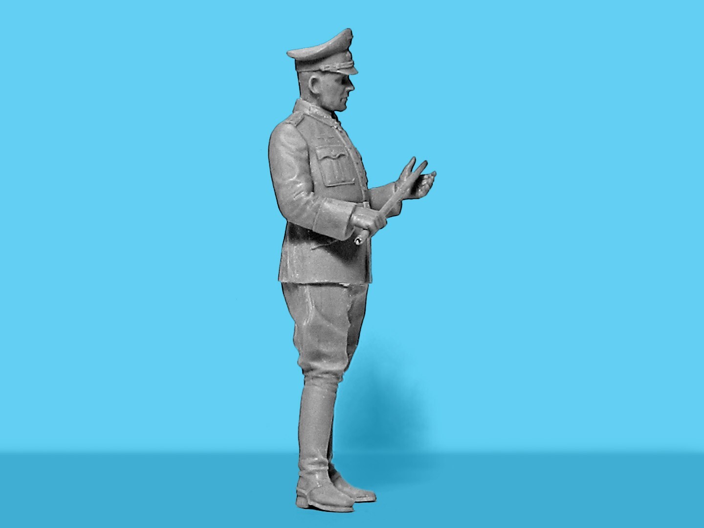 Type G4 with MG 34 and German Staff Person WW2 1/35 Scale Model Kit ICM ...