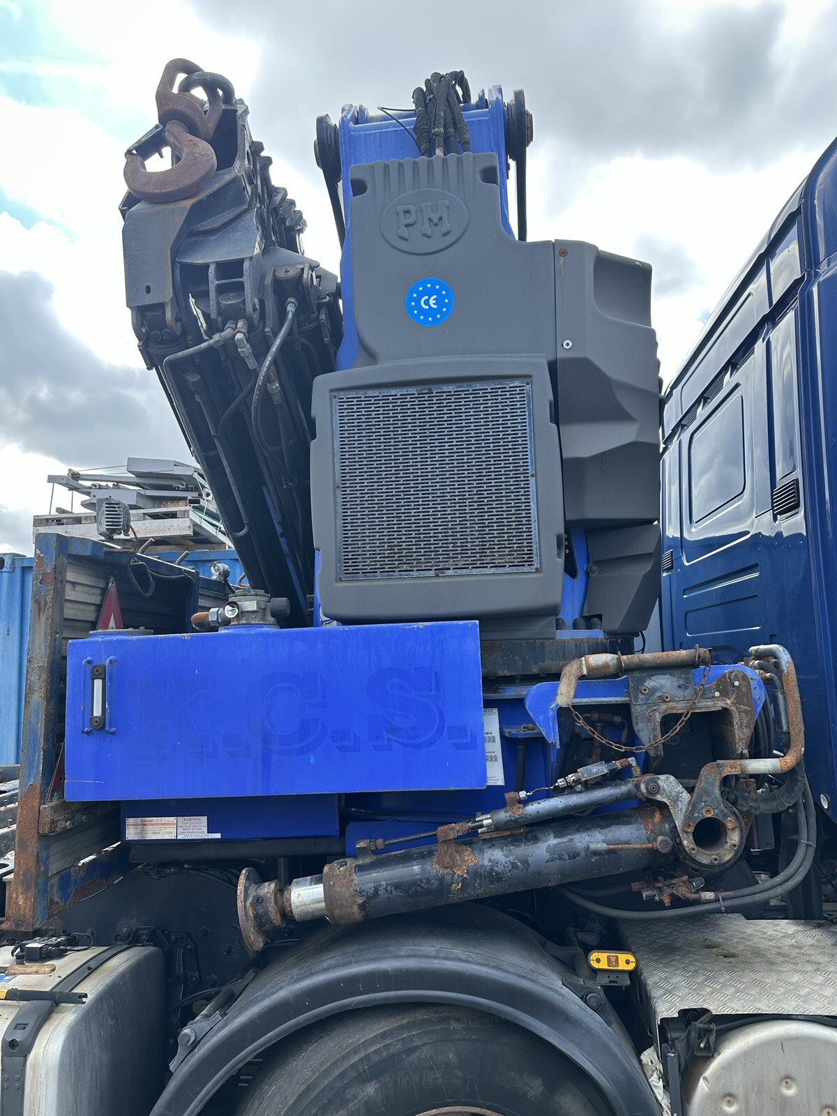 PM 85SP Lorry Mounted Crane 85 Ton Per / Meter Hiab Rear Legs Remote ...