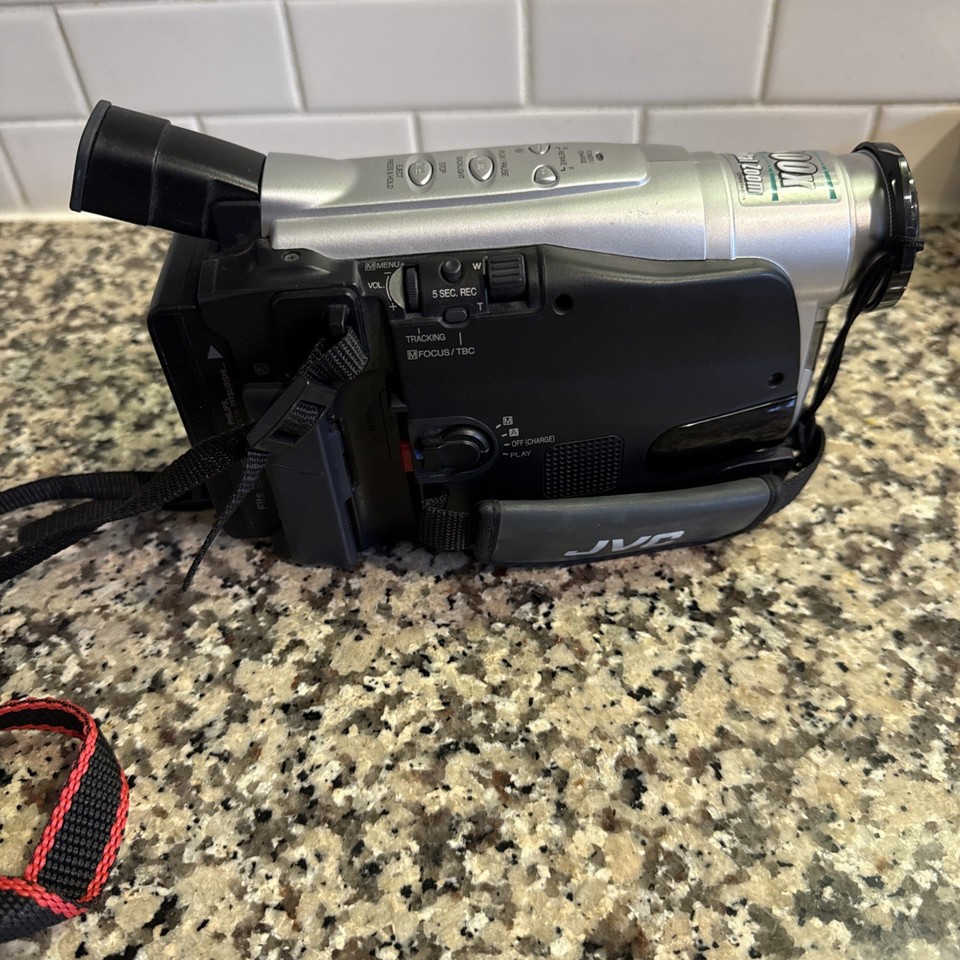 JVC Compact VHS Camcorder LCD Video Camera 20/800x Zoom 108 GR-AXM17U ...