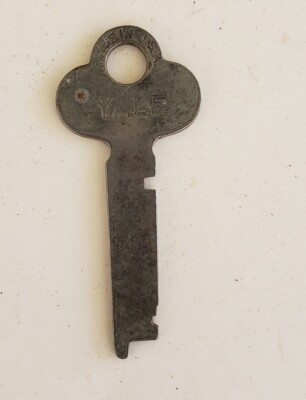 1800-1899 - Antique Steamer Trunk Key Yale