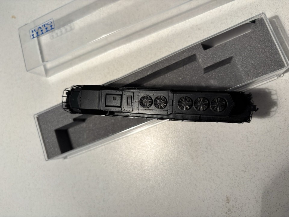 KATO N Scale EMD SD40-2 Mid Cab Headlight Illinois Central #6201 ...