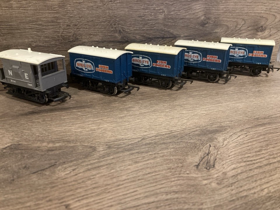 Rake 4 Hornby R105 Birds Eye Closed Van 00 + Guards Van. Nice Cond ...