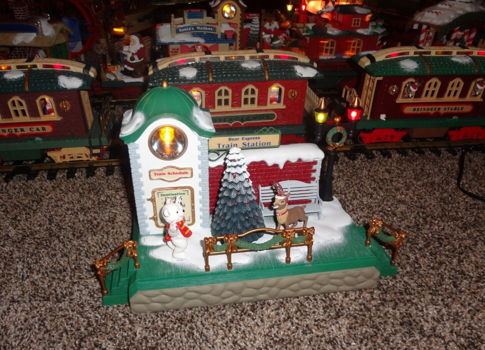 New Bright Holiday Express DILLARDS MUSICAL CLOCK TOWER Train STATION ...